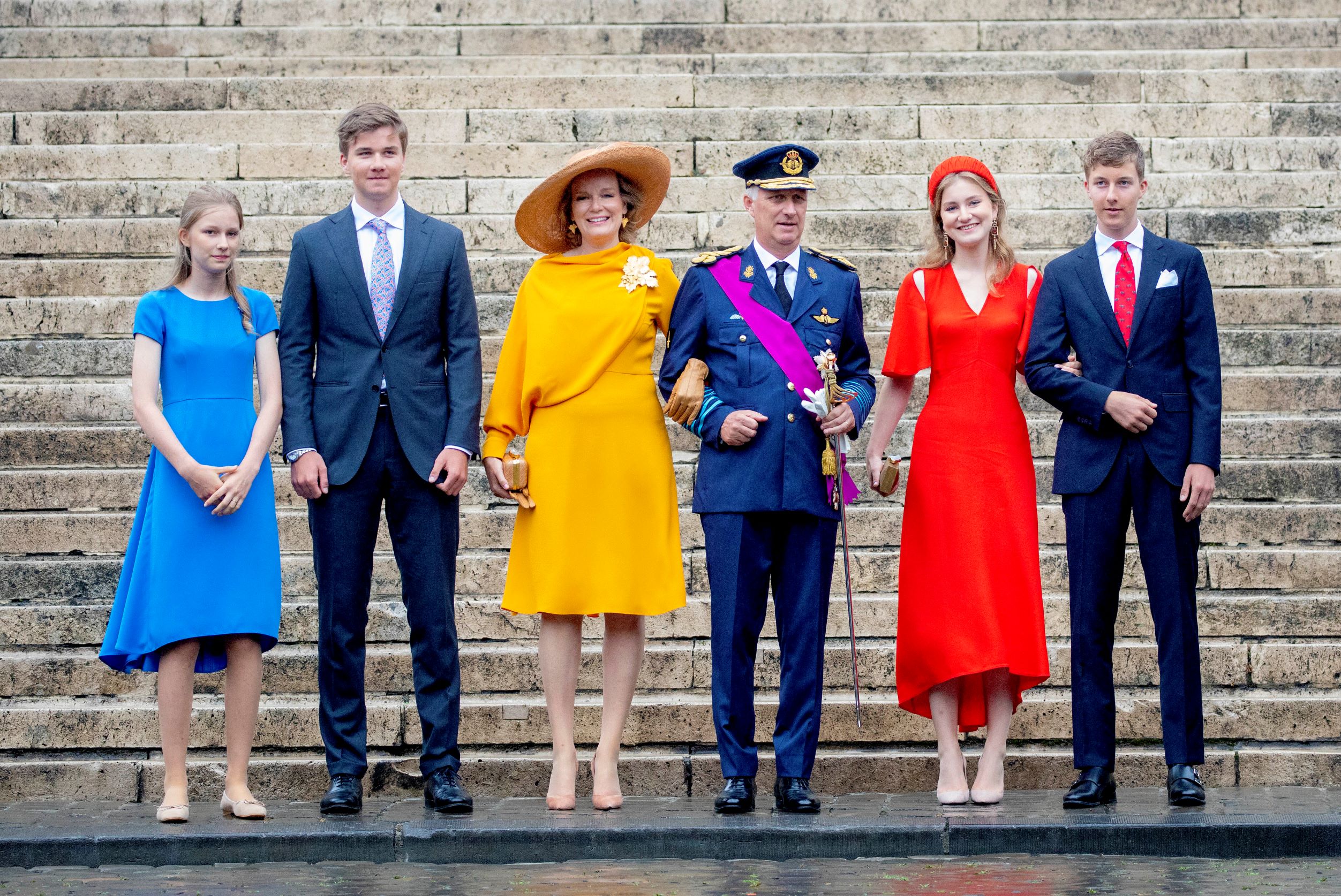 Koningin Mathilde in het geel bij Nationale Feestdag, Elisabeth in het ...
