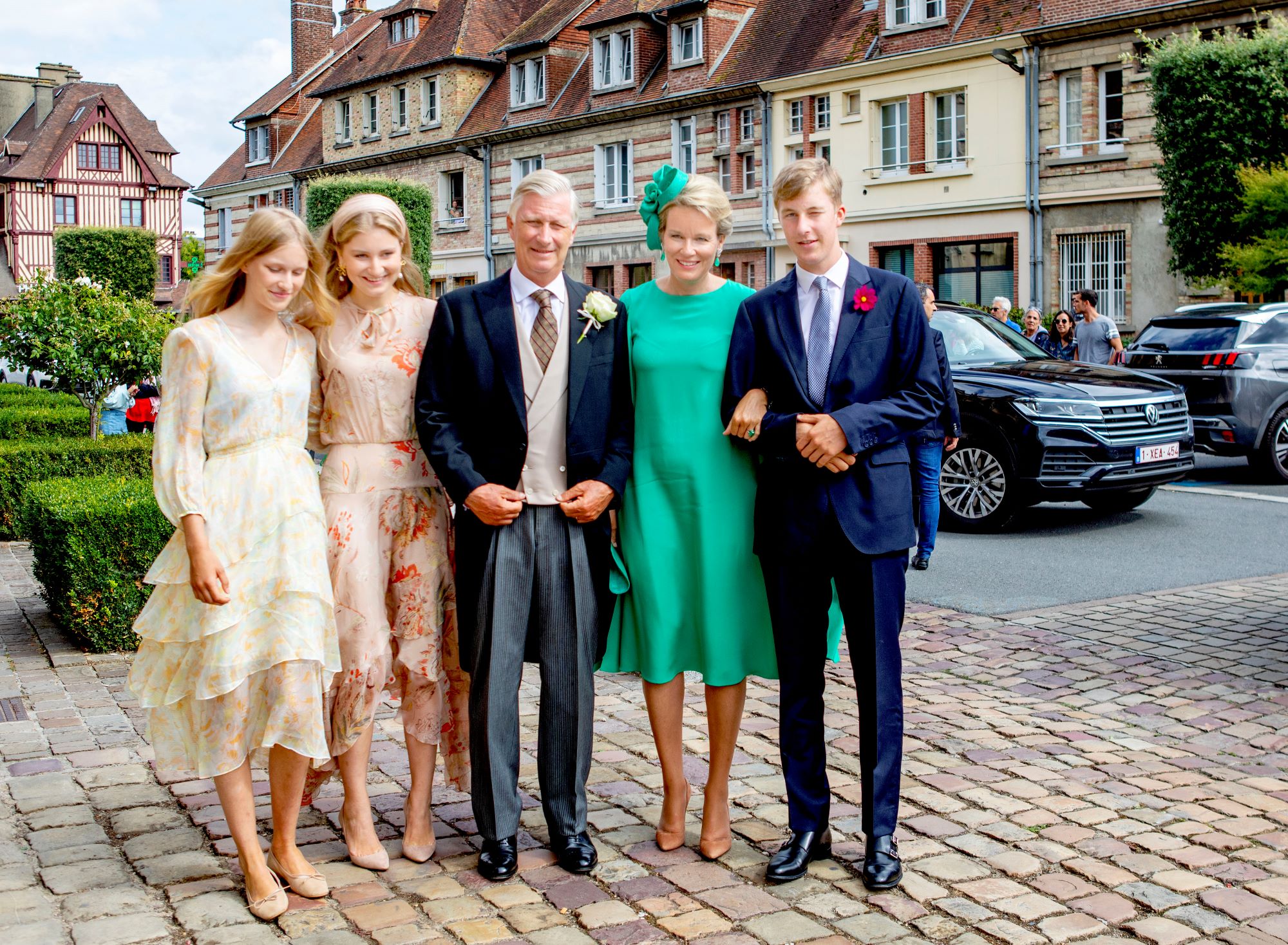 Mathilde en Elisabeth vieren feest in bekende kleding - Modekoningin Máxima