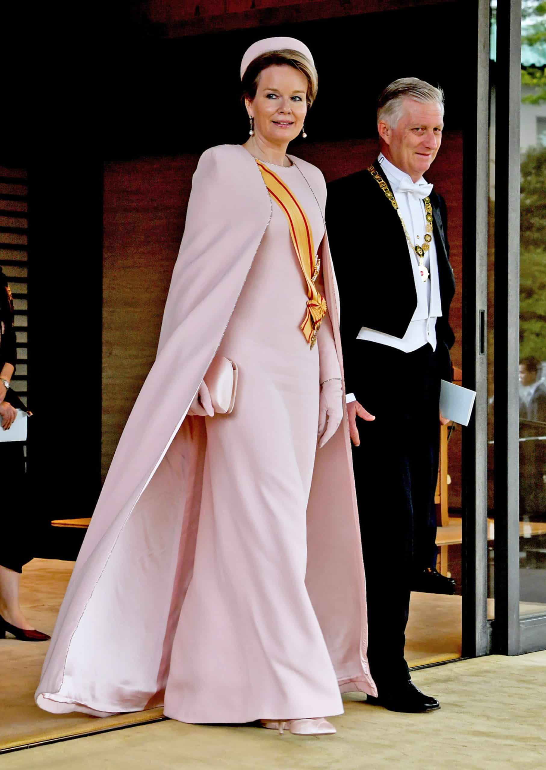 Ook Mathilde is wel te porren voor een capejurk - Modekoningin Máxima