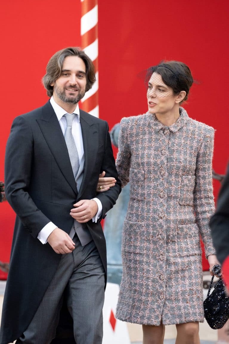 Charlène verschijnt in lange, witte mantel bij viering Nationale ...