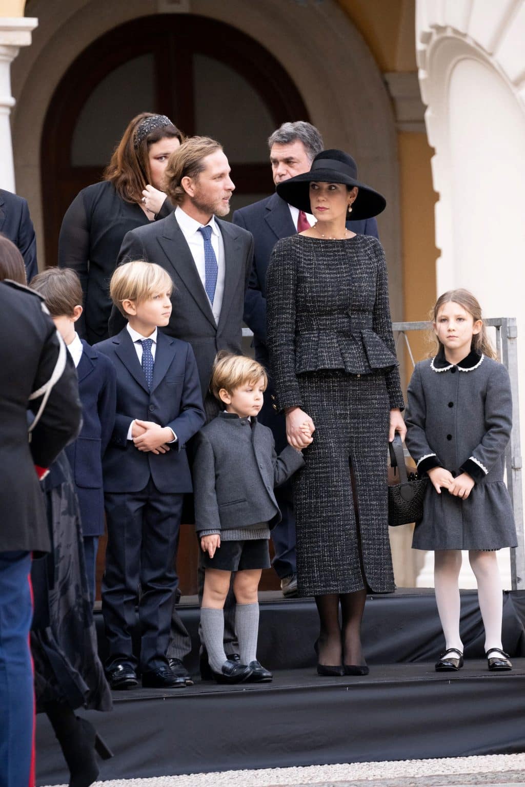 Charlène verschijnt in lange, witte mantel bij viering Nationale ...
