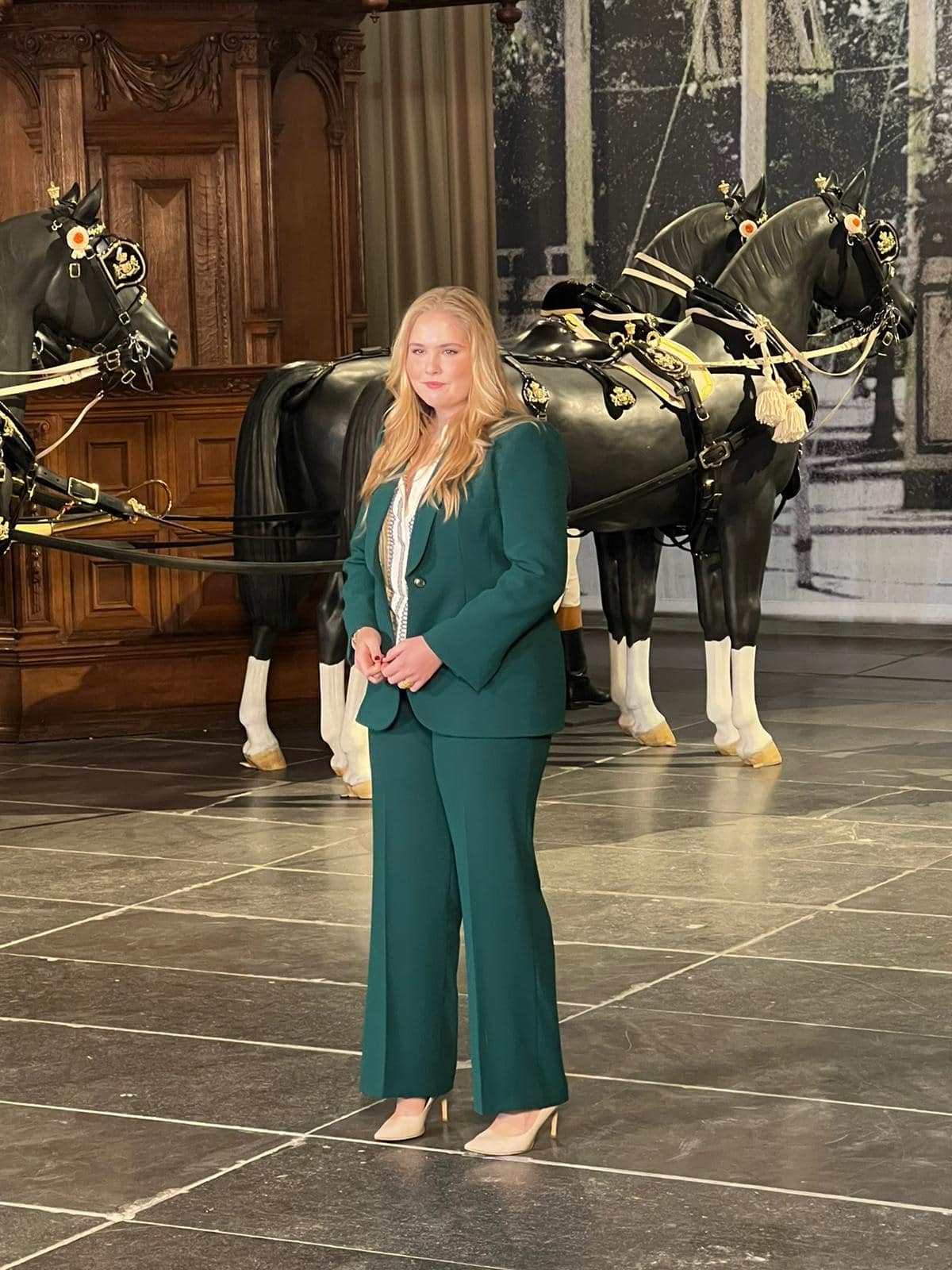 Wil je zien: Koninklijk gezin poseert bij Juliana-tentoonstelling ...