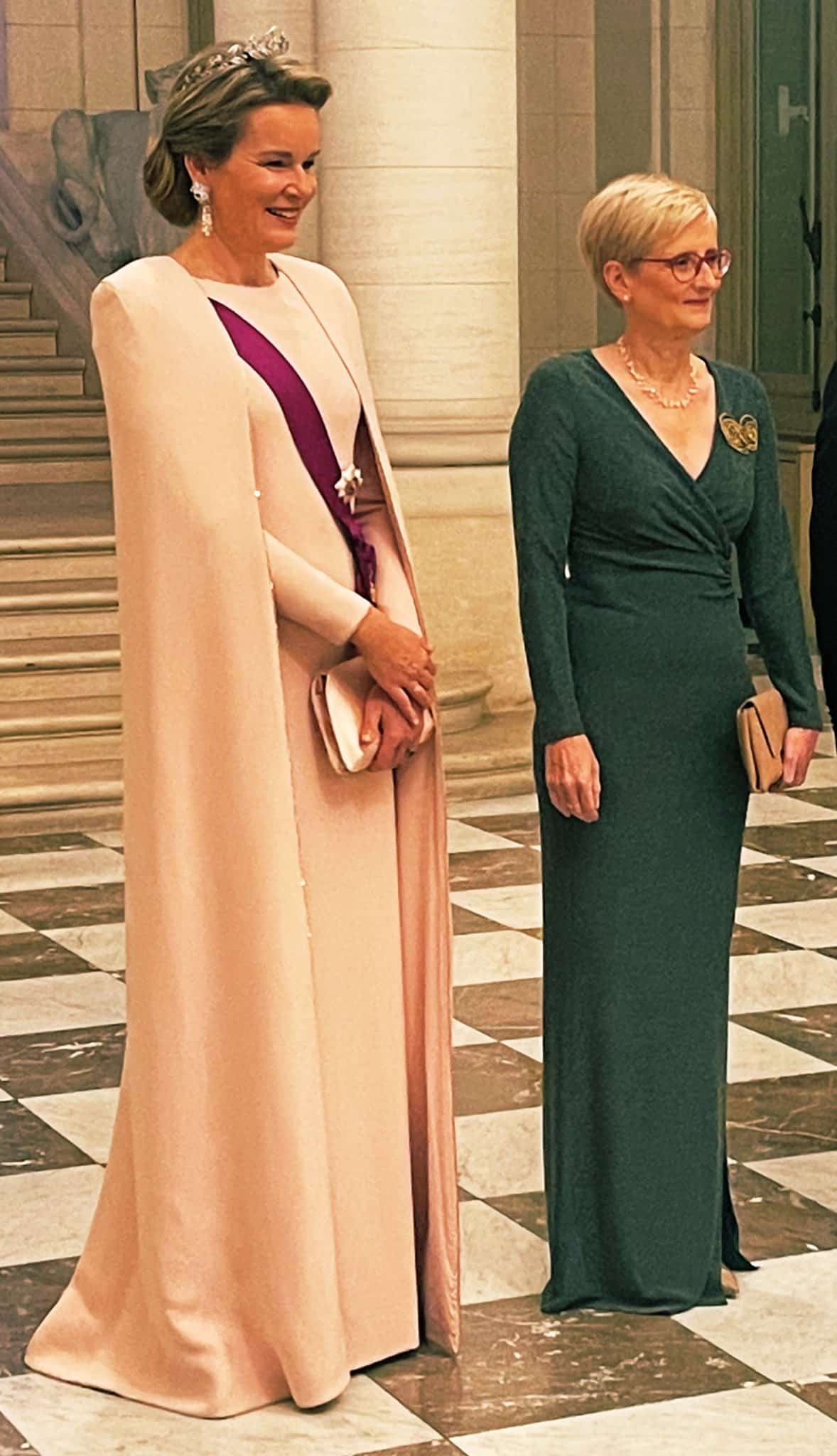 Ook Mathilde is wel te porren voor een capejurk - Modekoningin Máxima