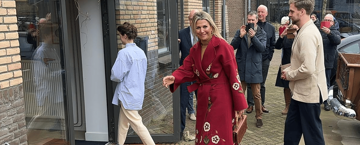 Máxima in het geel op deze sombere dag - Modekoningin Máxima