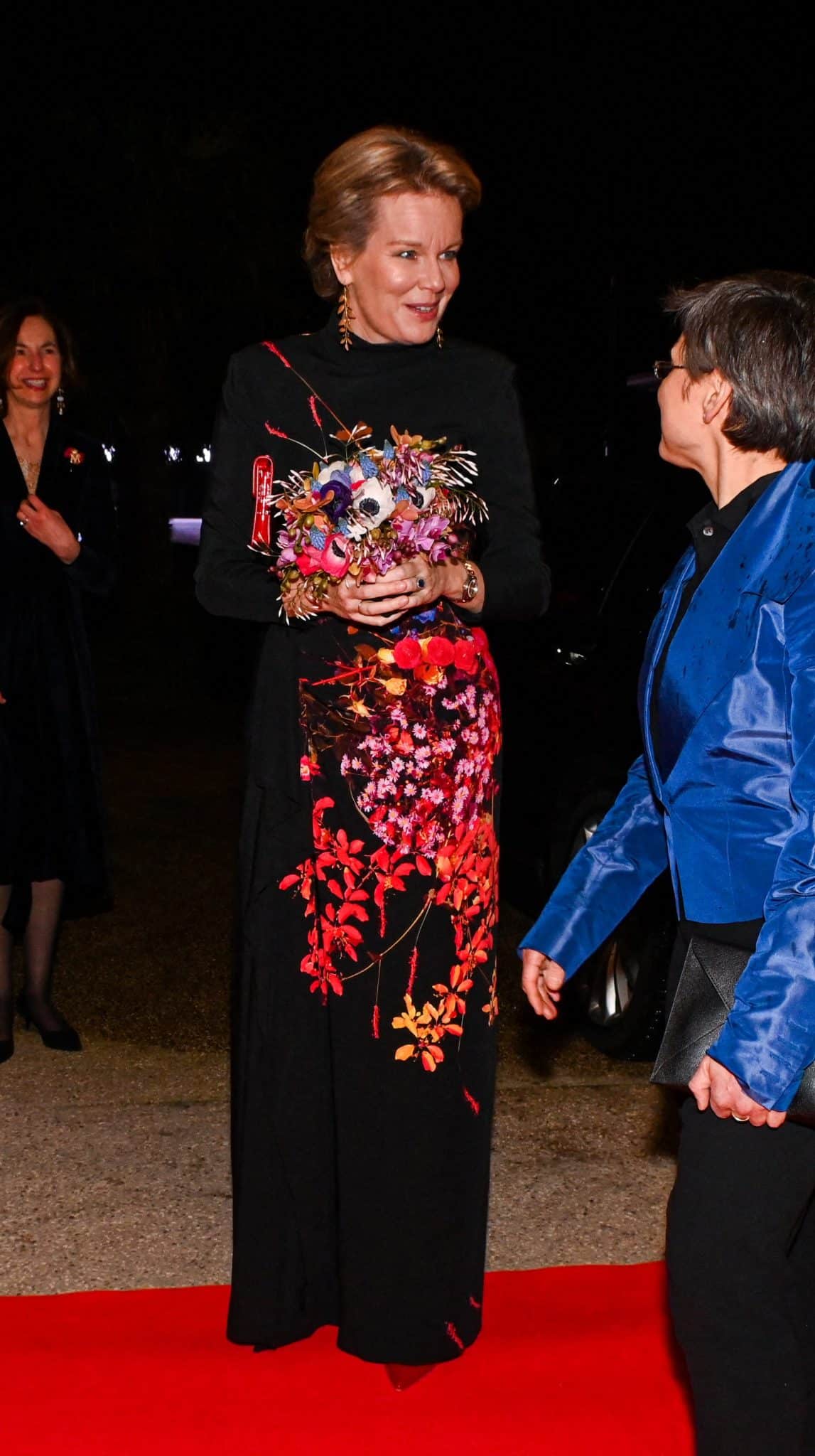 Koningin Mathilde draagt moderne avondjurk tijdens cultureel avondje ...