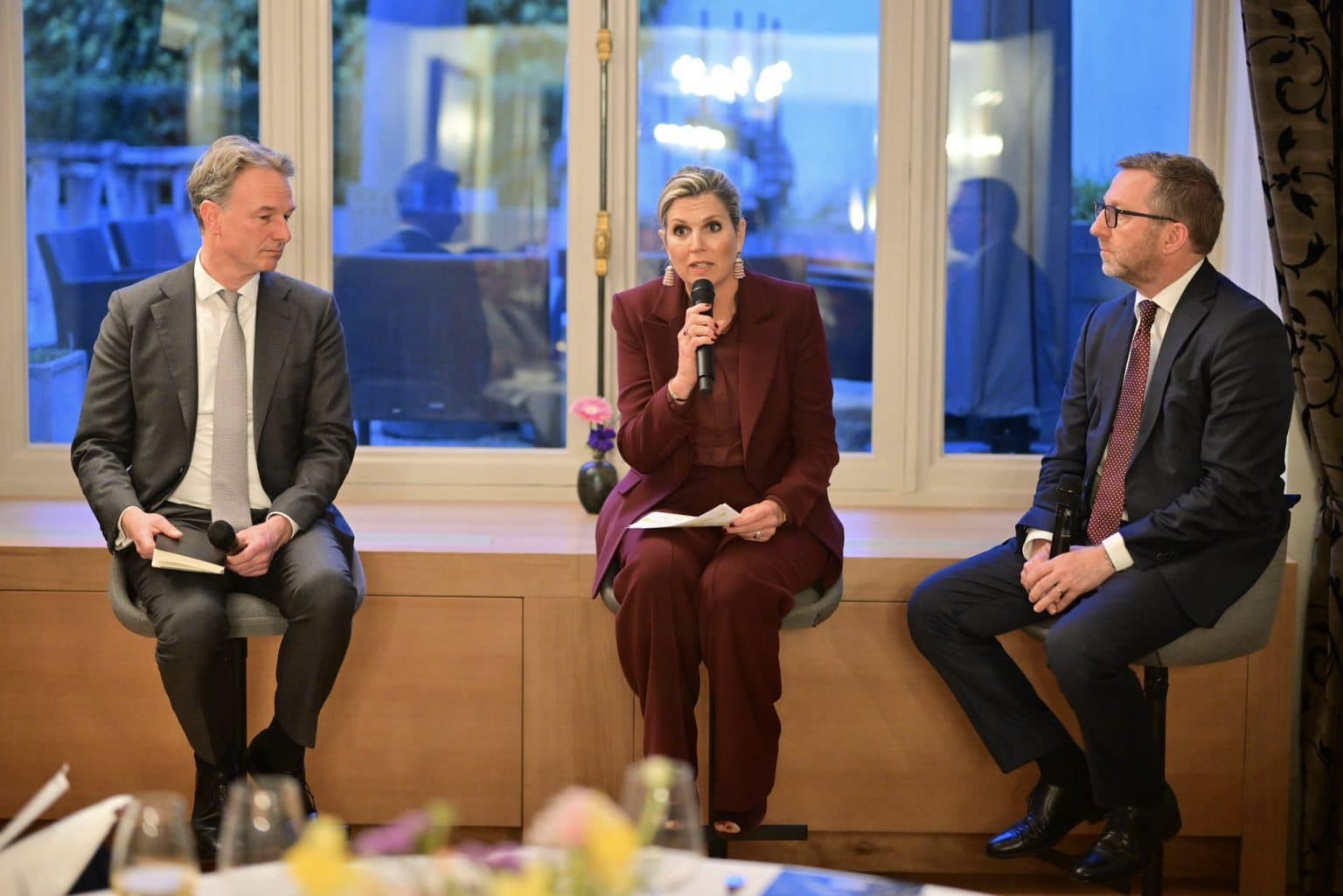 Máxima vliegt rond in een helikopter én schuift aan bij zakendiner - Modekoningin Máxima