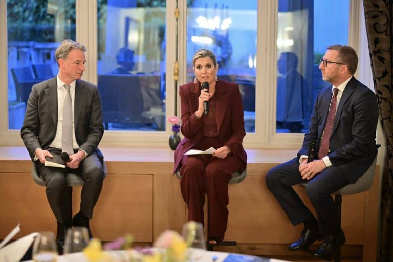 Máxima vliegt rond in een helikopter én schuift aan bij zakendiner - Modekoningin Máxima