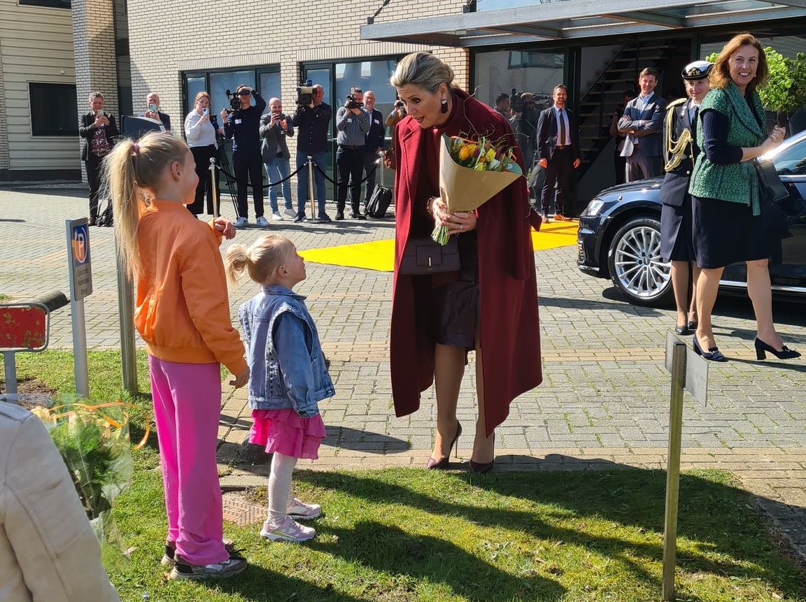 Koningin Máxima in het rood tijdens werkbezoek Maan Group - Modekoningin Máxima