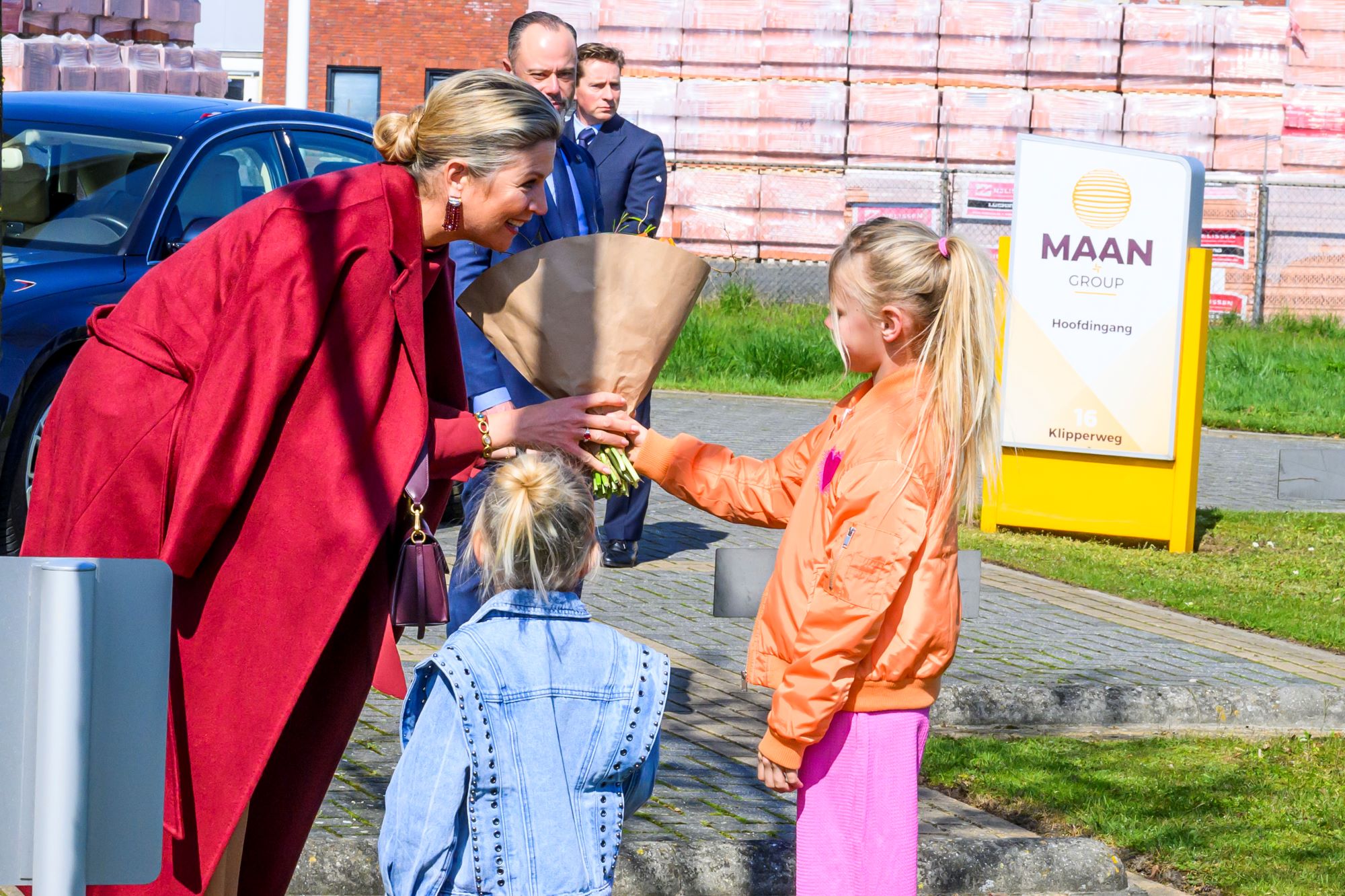 Koningin Máxima in het rood tijdens werkbezoek Maan Group ...