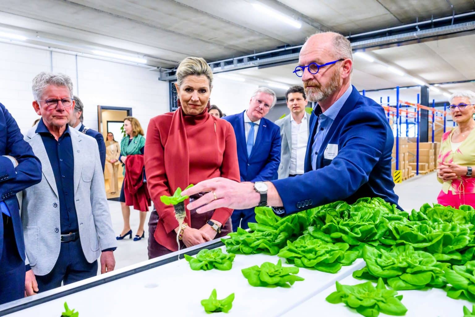 Koningin Máxima in het rood tijdens werkbezoek Maan Group ...