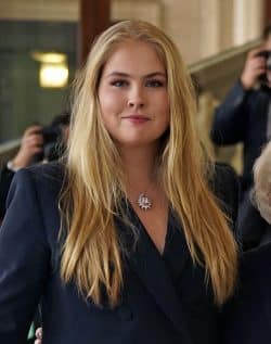 Wil je zien: Amalia en Beatrix bij de receptie op Buckingham Palace ...
