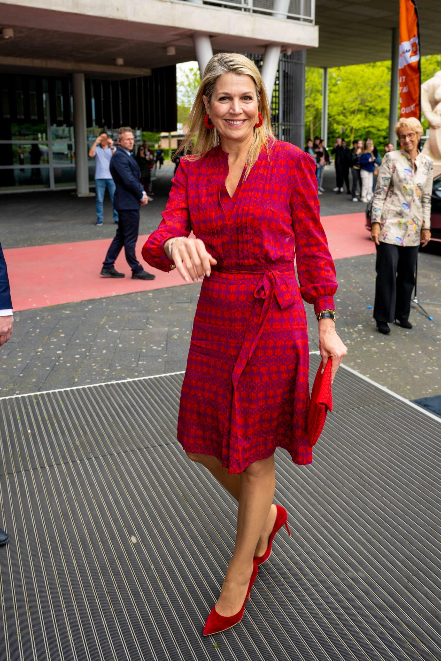 Daar issie weer: Máxima draagt 9 jaar oude jurk vandaag - Modekoningin ...