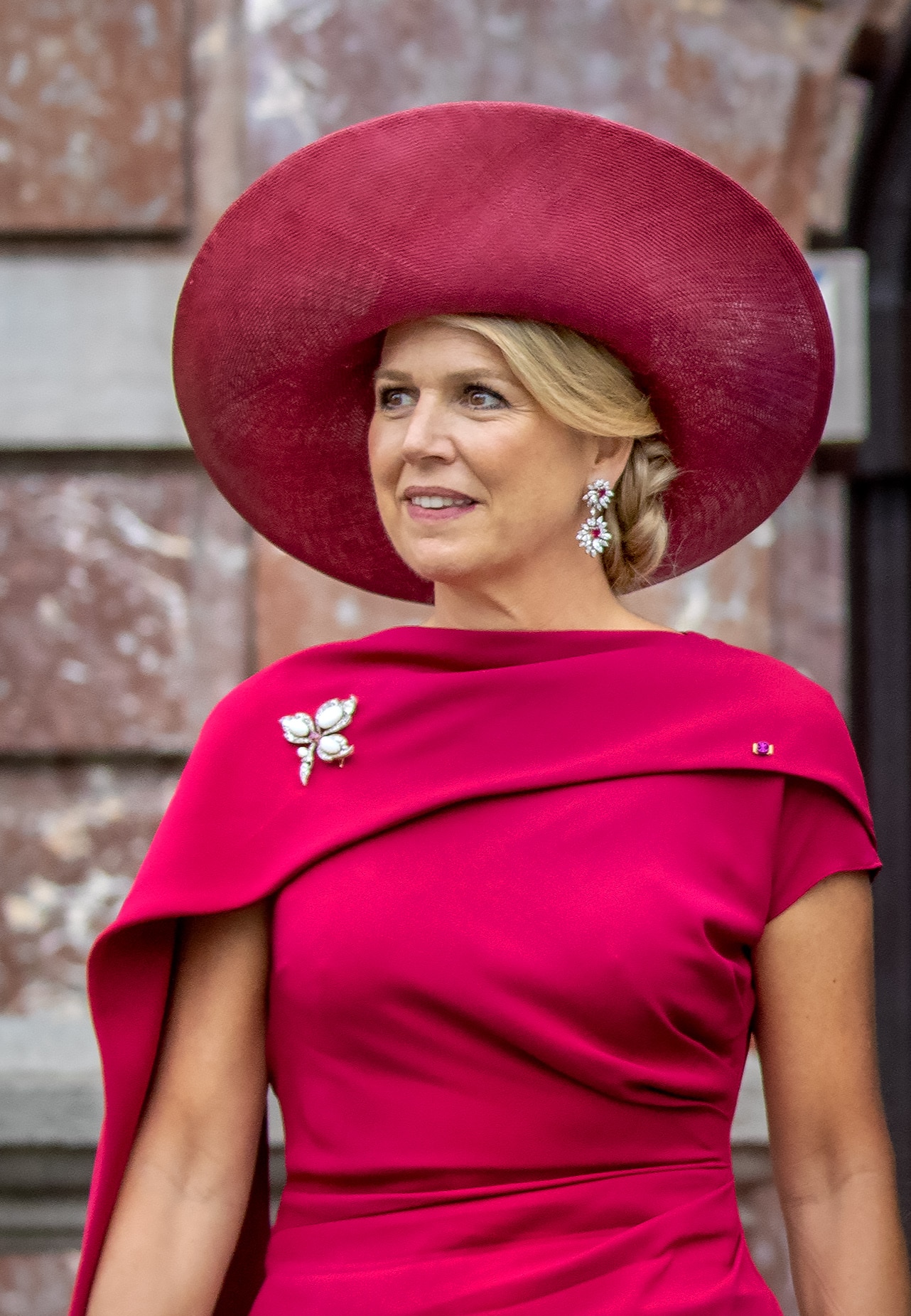 Máxima draagt voor het eerst de broche met opaal en robijn ...