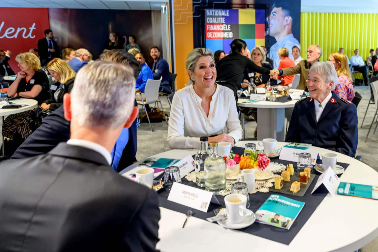 Máxima draagt klassieke midi-rok tijdens financiële bijeenkomst ...