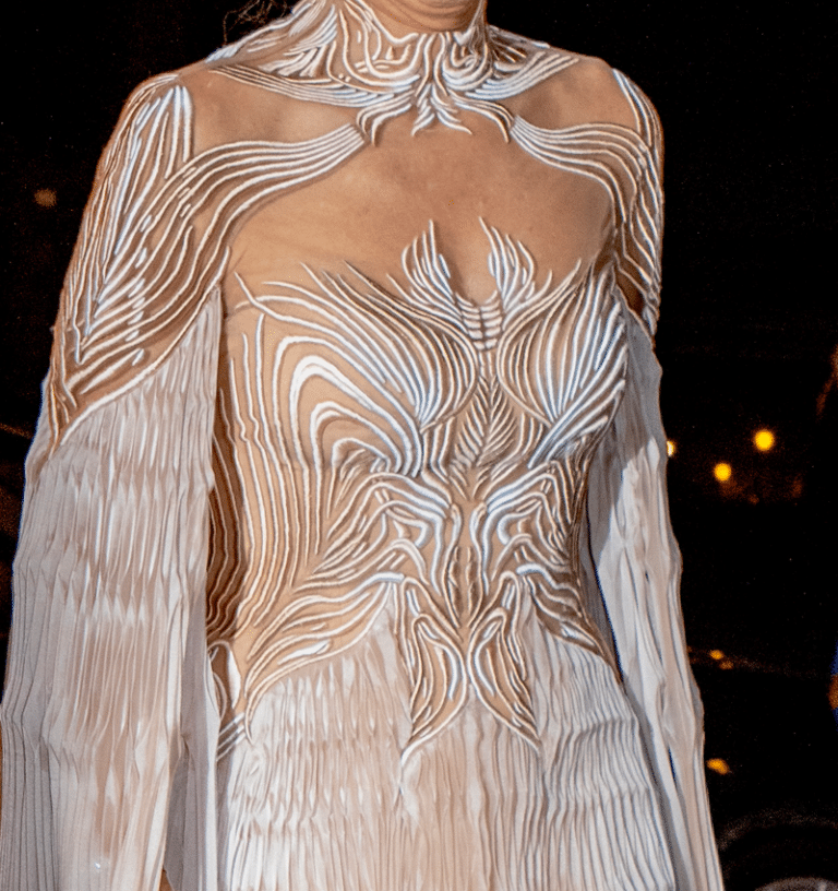 Wauw! Máxima draagt jurk van Iris van Herpen in Parijs - Modekoningin ...