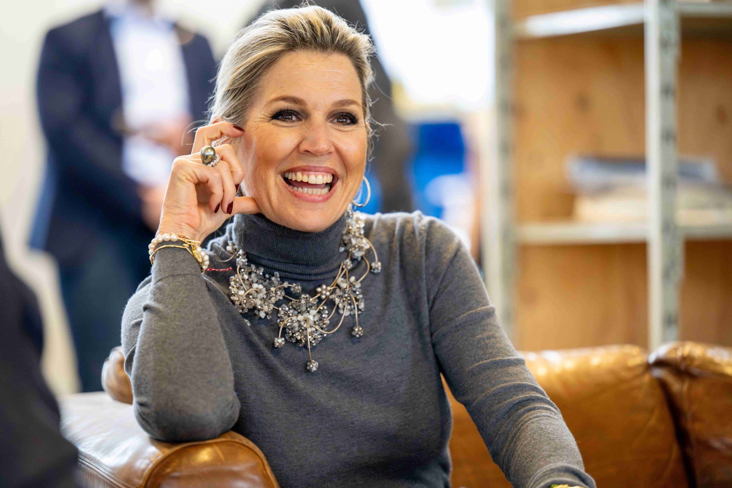 Máxima bestelt langere rok voor werkbezoek Design Academy ...