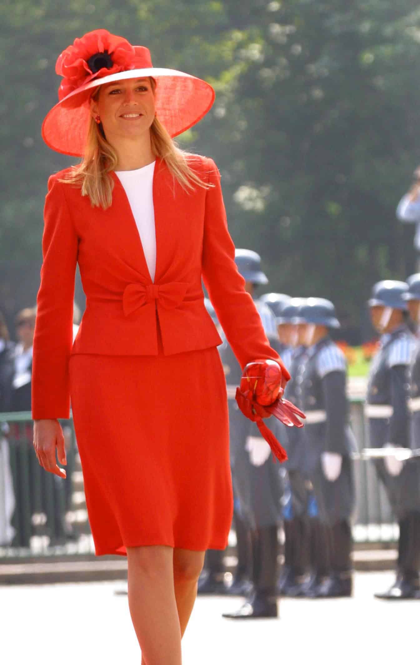 Rood mantelpakje met strik - Modekoningin Máxima