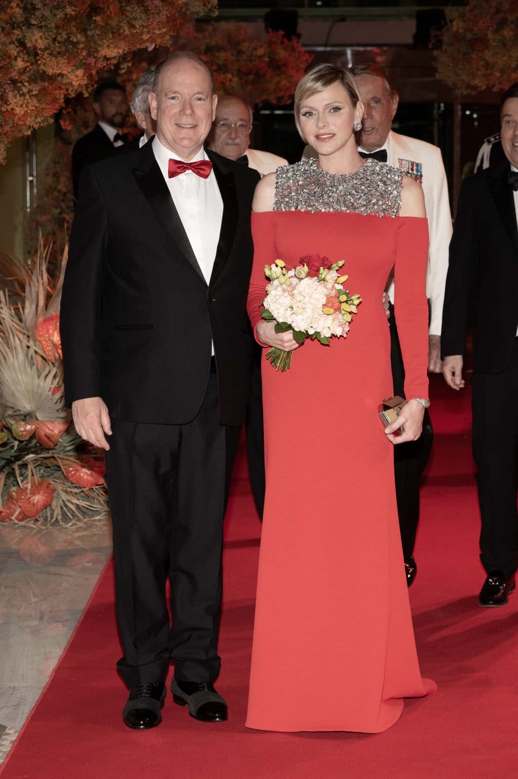 Prinses Charlene in het felrood tijdens F1-diner - Modekoningin Máxima