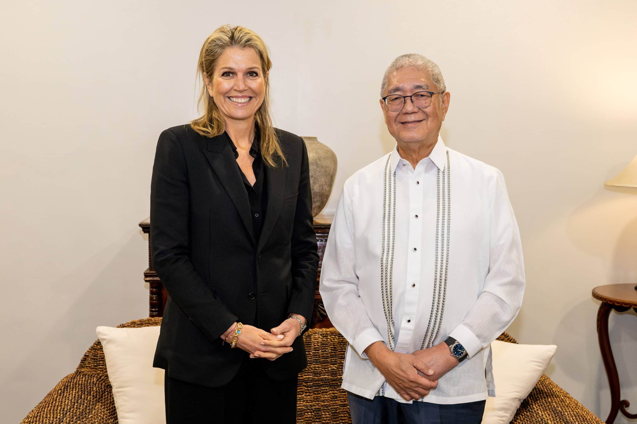 Máxima draagt 'uniform' tijdens reis naar Filipijnen - Modekoningin Máxima