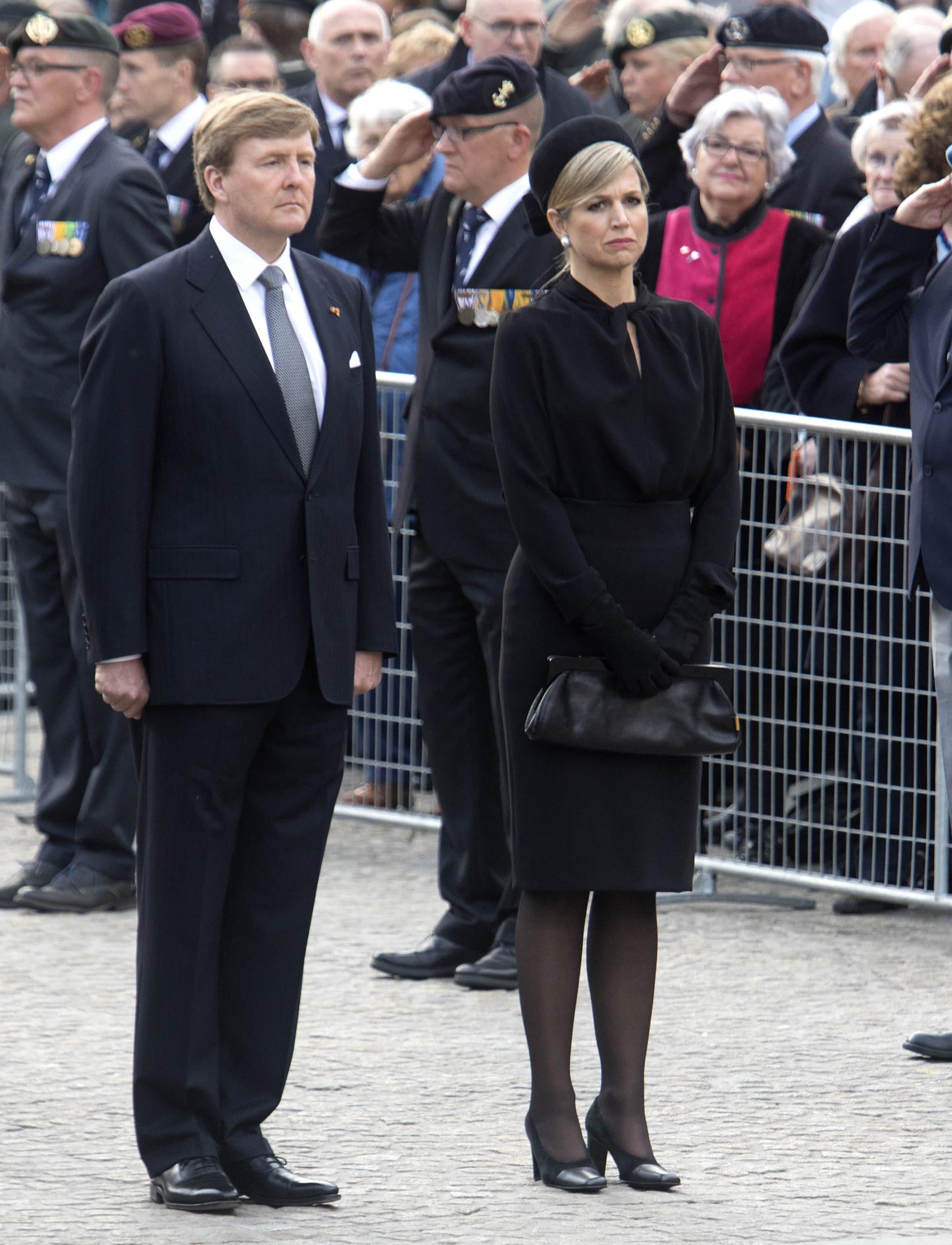 Zwart en formeel: Máxima's outfits voor de Nationale Dodenherdenking ...
