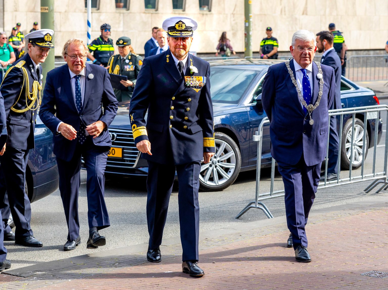 Koning Willem-Alexander in uniform bij Veteranendag - Modekoningin Máxima