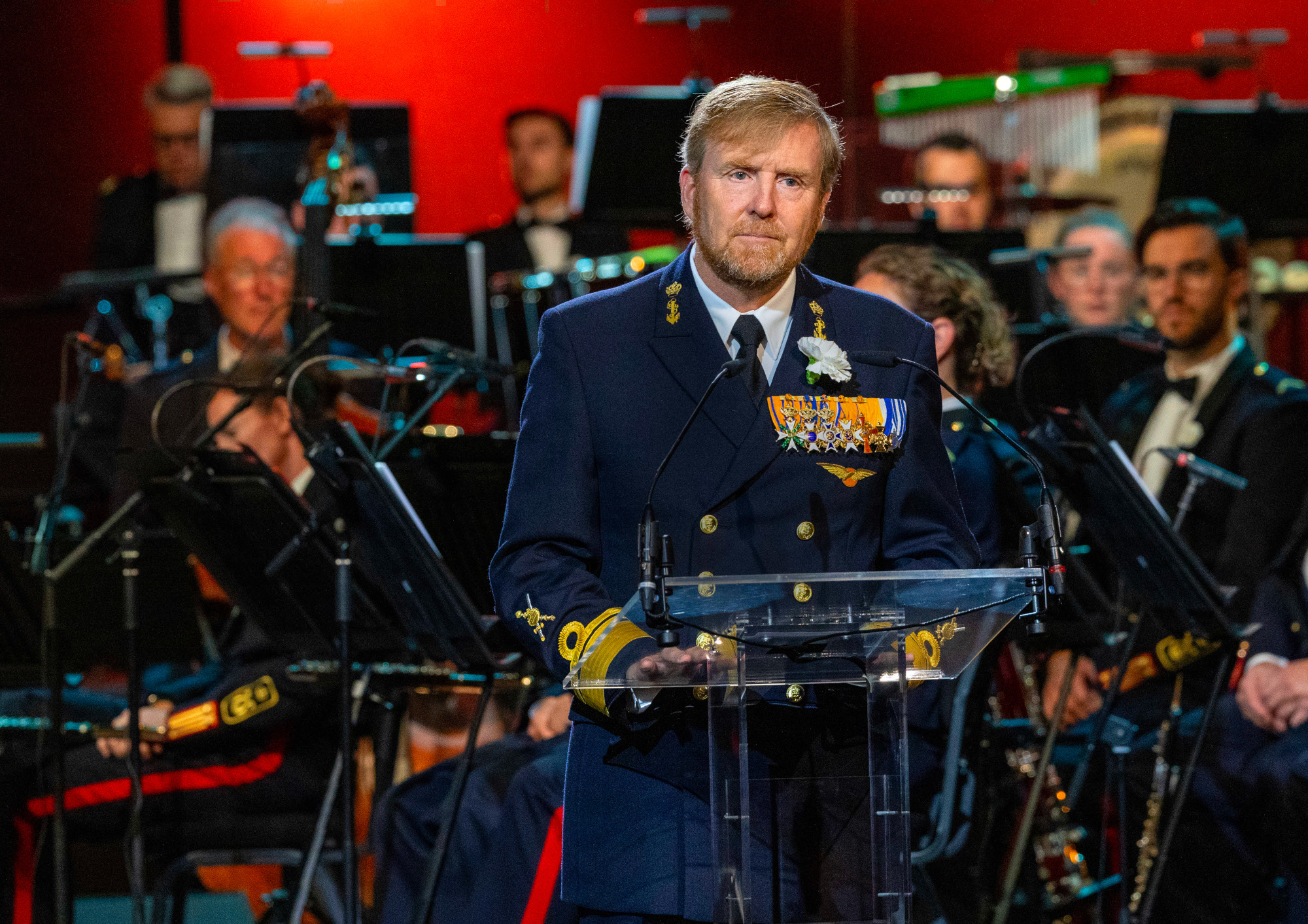 Koning Willem-Alexander in uniform bij Veteranendag - Modekoningin Máxima