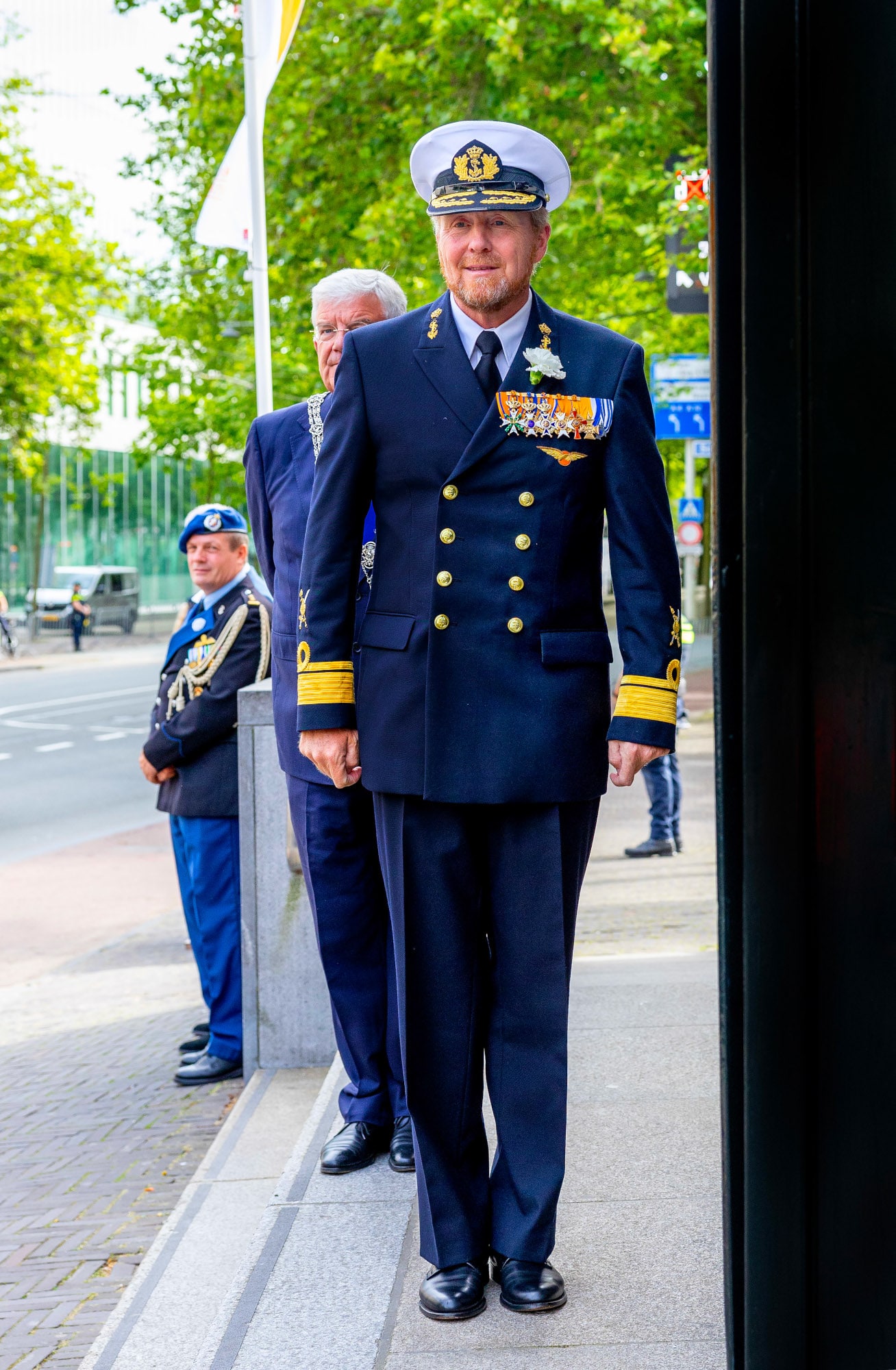 Koning Willem-Alexander in uniform bij Veteranendag - Modekoningin Máxima