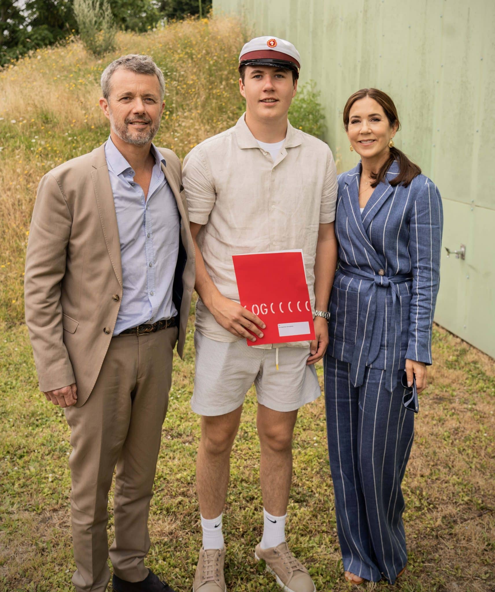 Koningin Mary draagt gestreept pak tijdens afstuderen Christian ...