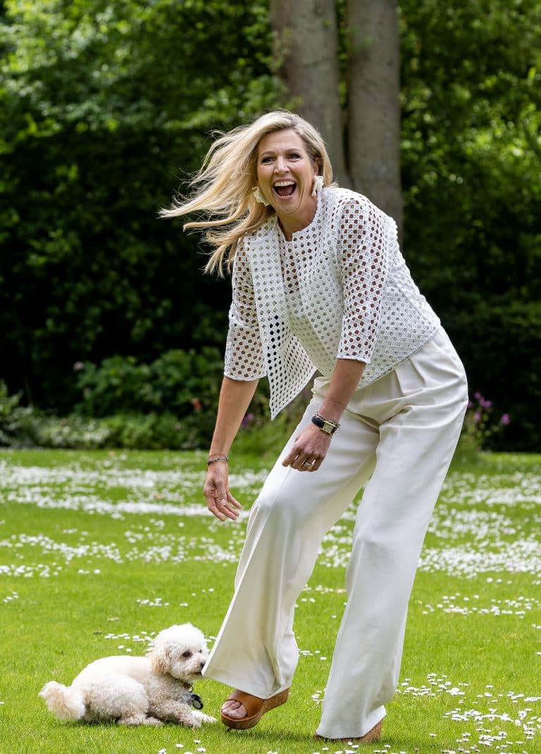 Máxima in zomers wit bij actiebijeenkomst - Modekoningin Máxima