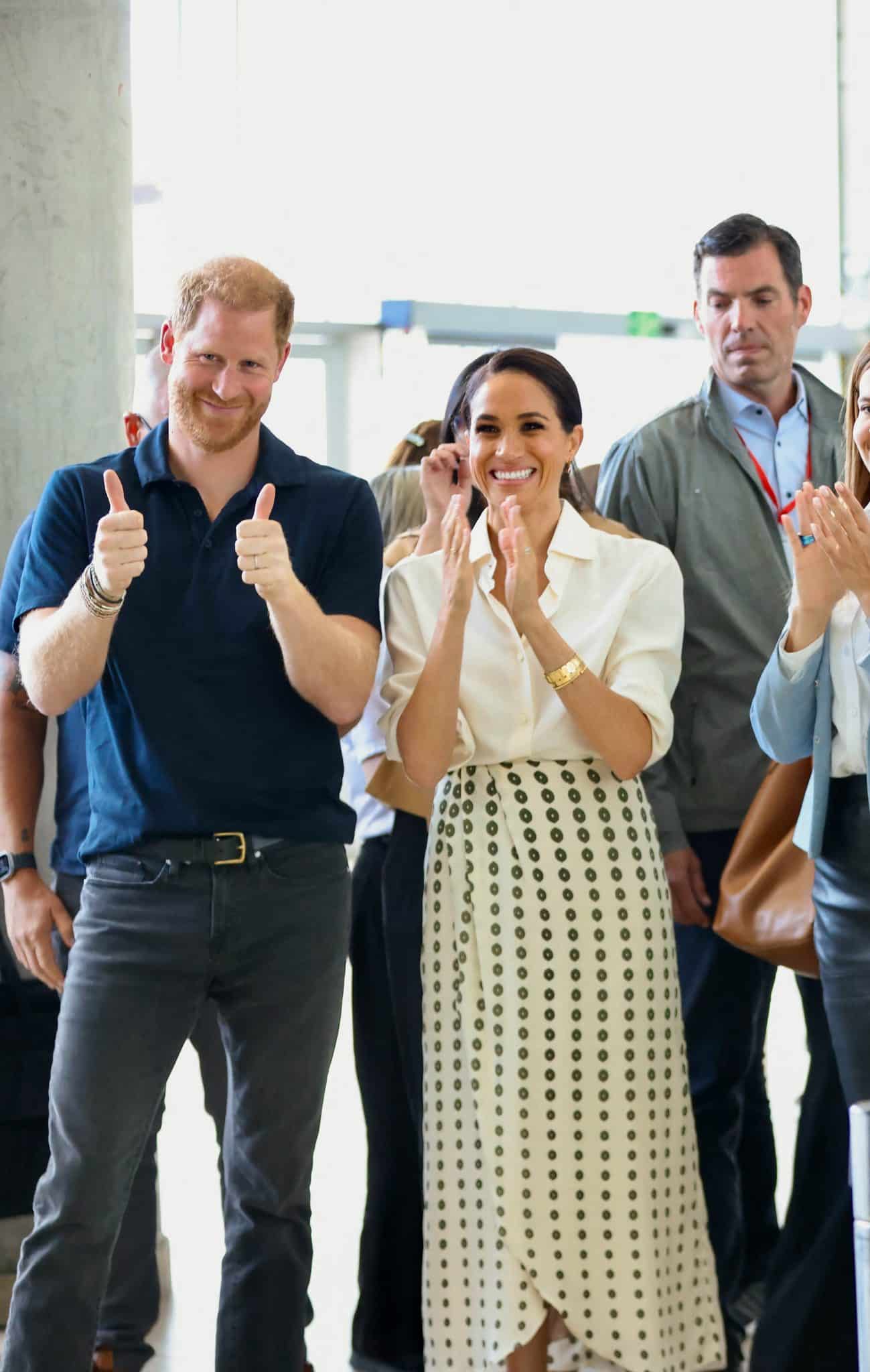Meghan haalt klassieker uit de kast voor dag 2 in Colombia ...