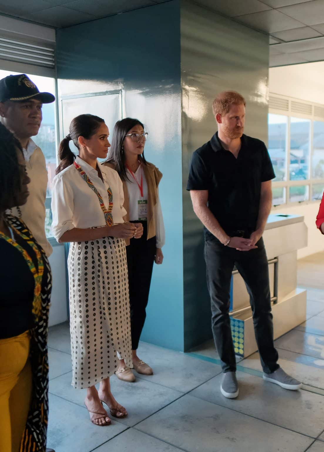 Meghan haalt klassieker uit de kast voor dag 2 in Colombia ...