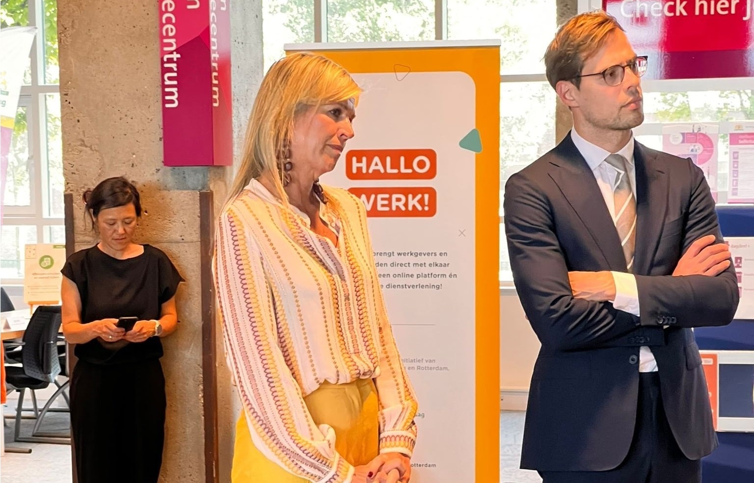 Máxima in zomers geel tijdens werkbezoek - Modekoningin Máxima