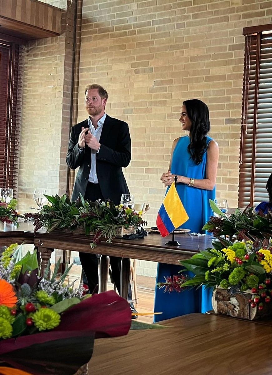 Meghan haalt klassieker uit de kast voor dag 2 in Colombia ...