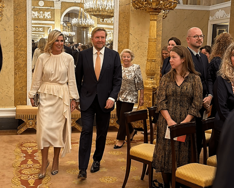 Máxima verrast opnieuw met nieuwe outfit - Modekoningin Máxima