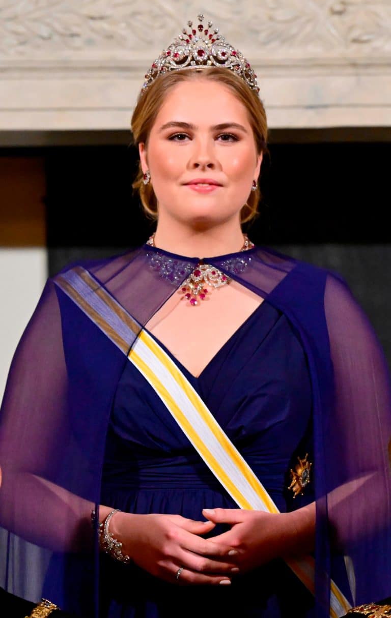 Zien: déze outfits droeg Amalia in 2024 - Modekoningin Máxima