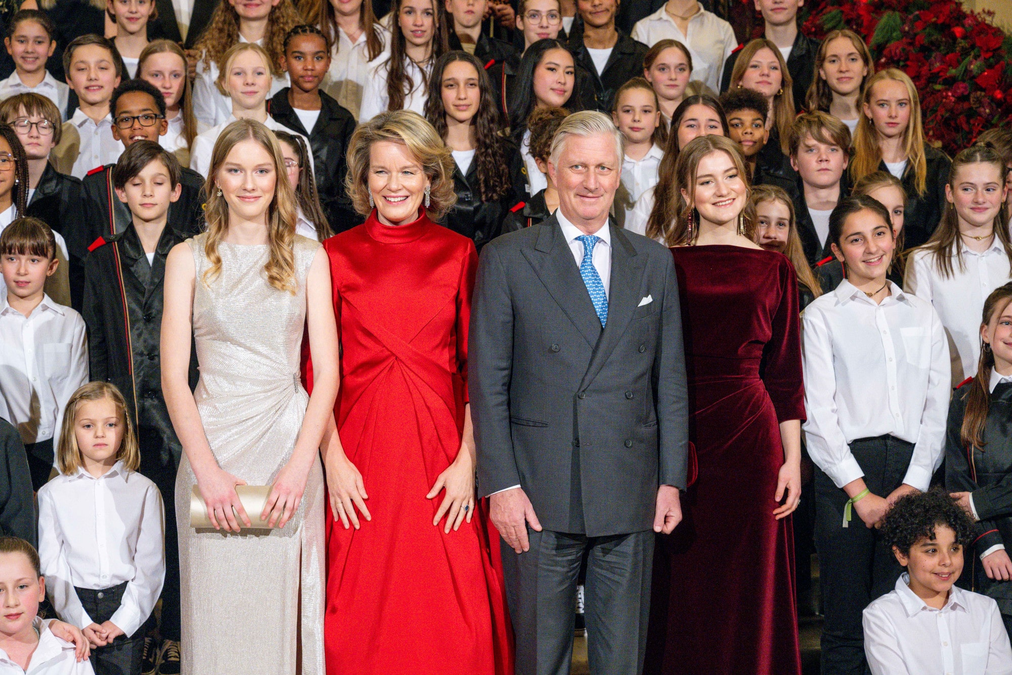 Wil je zien: Elisabeth straalt in rood fluweel tijdens kerstconcert ...