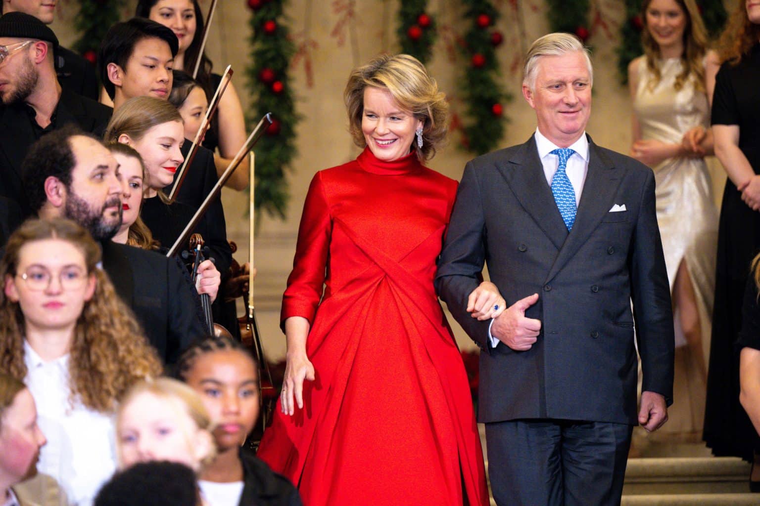 Wil je zien: Elisabeth straalt in rood fluweel tijdens kerstconcert ...