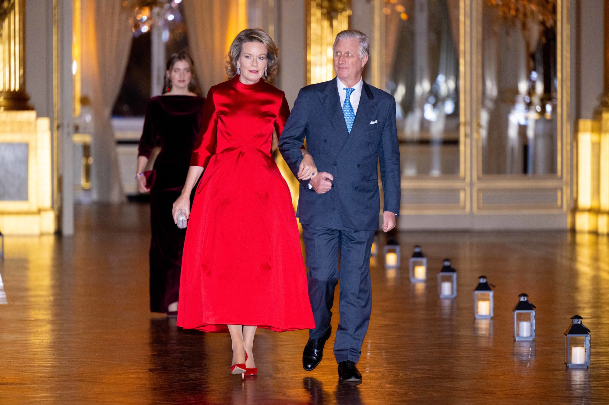 Wil je zien: Elisabeth straalt in rood fluweel tijdens kerstconcert ...