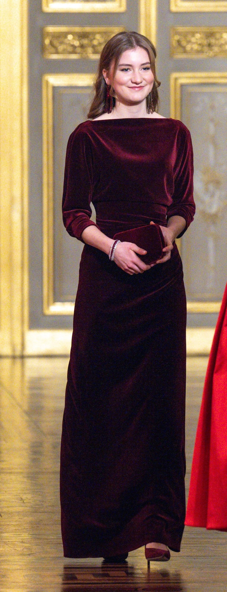 Wil je zien: Elisabeth straalt in rood fluweel tijdens kerstconcert ...