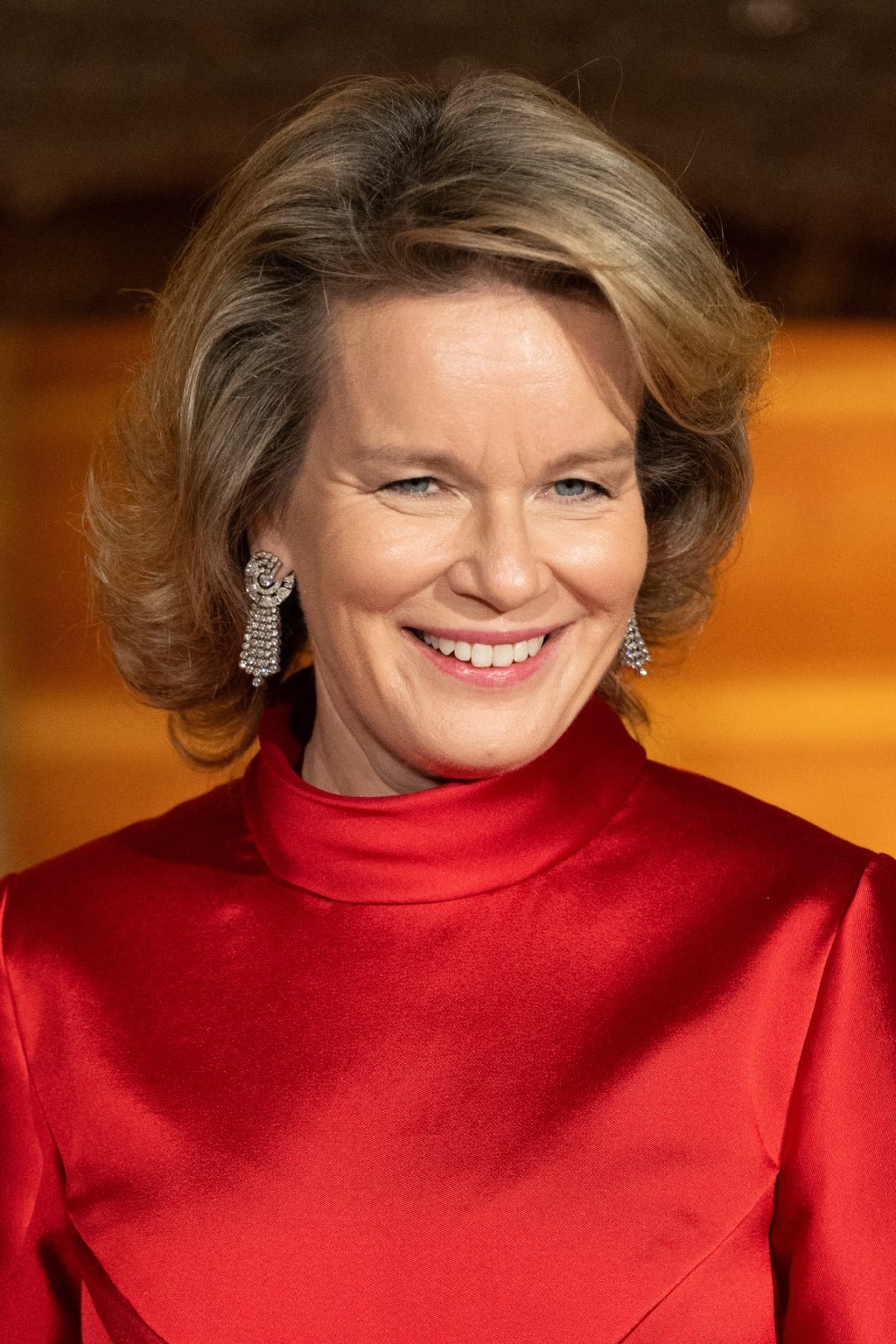 Wil je zien: Elisabeth straalt in rood fluweel tijdens kerstconcert ...