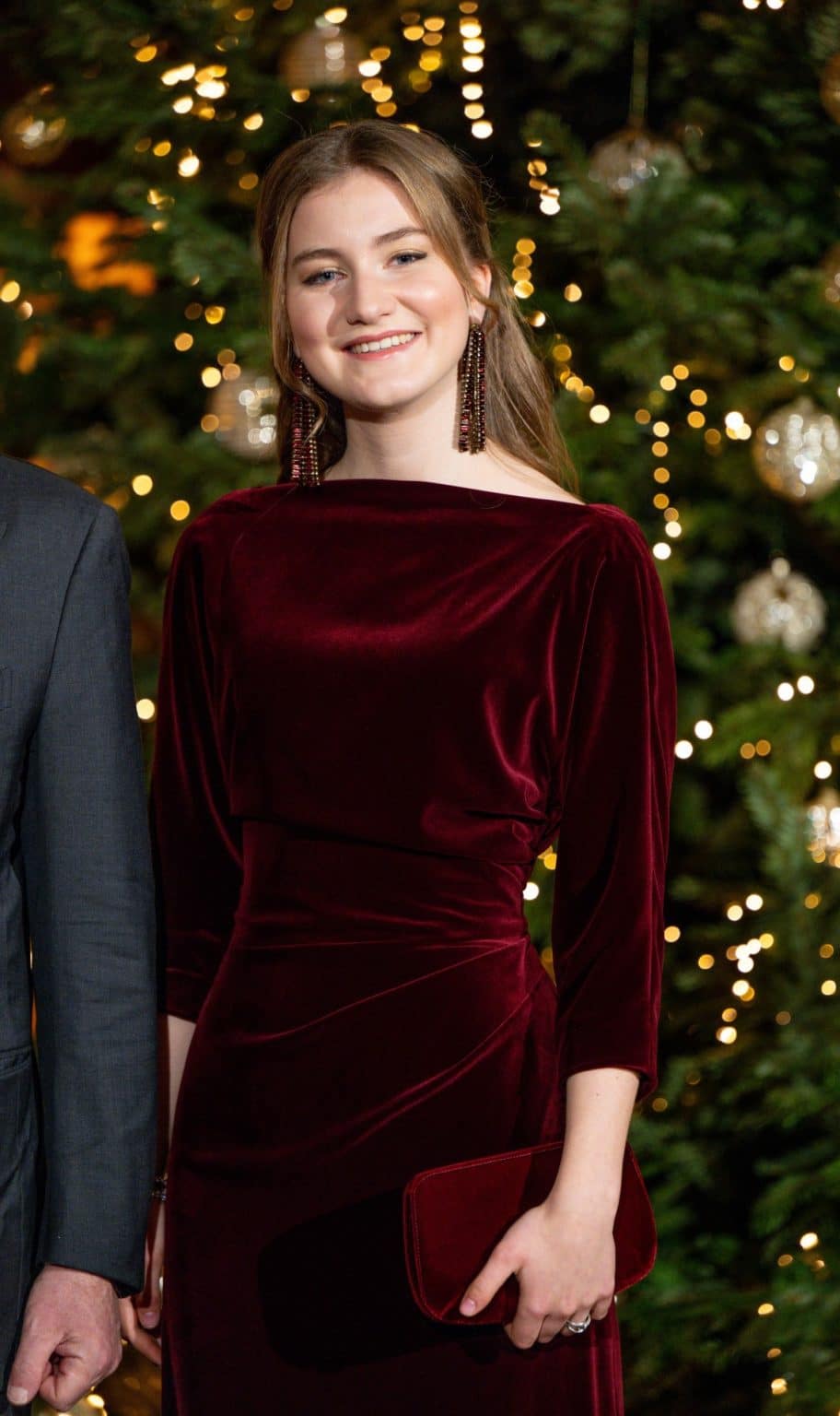 Wil je zien: Elisabeth straalt in rood fluweel tijdens kerstconcert ...