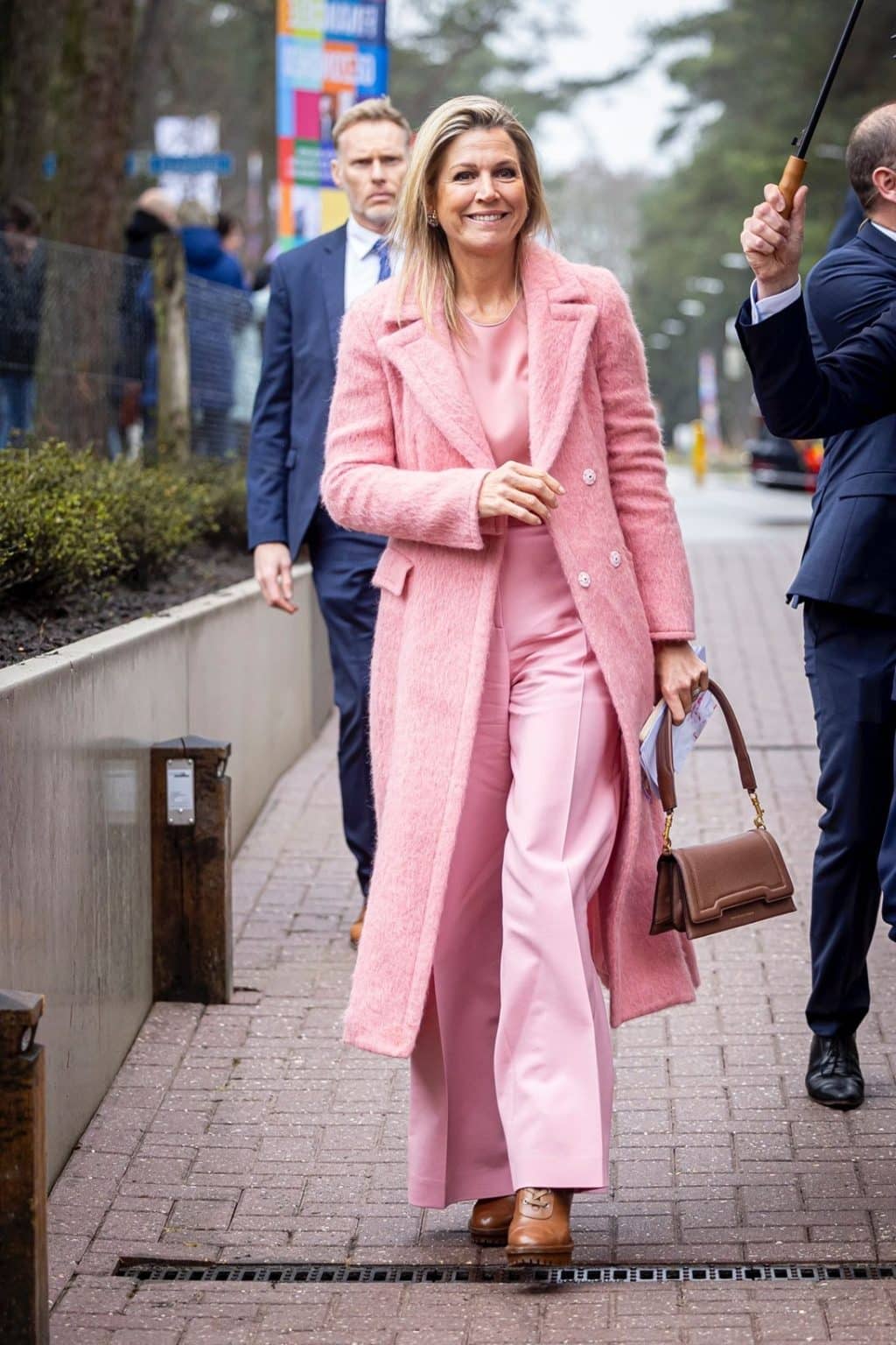Wauw! Máxima draagt nieuwe, roze outfit - Modekoningin Máxima