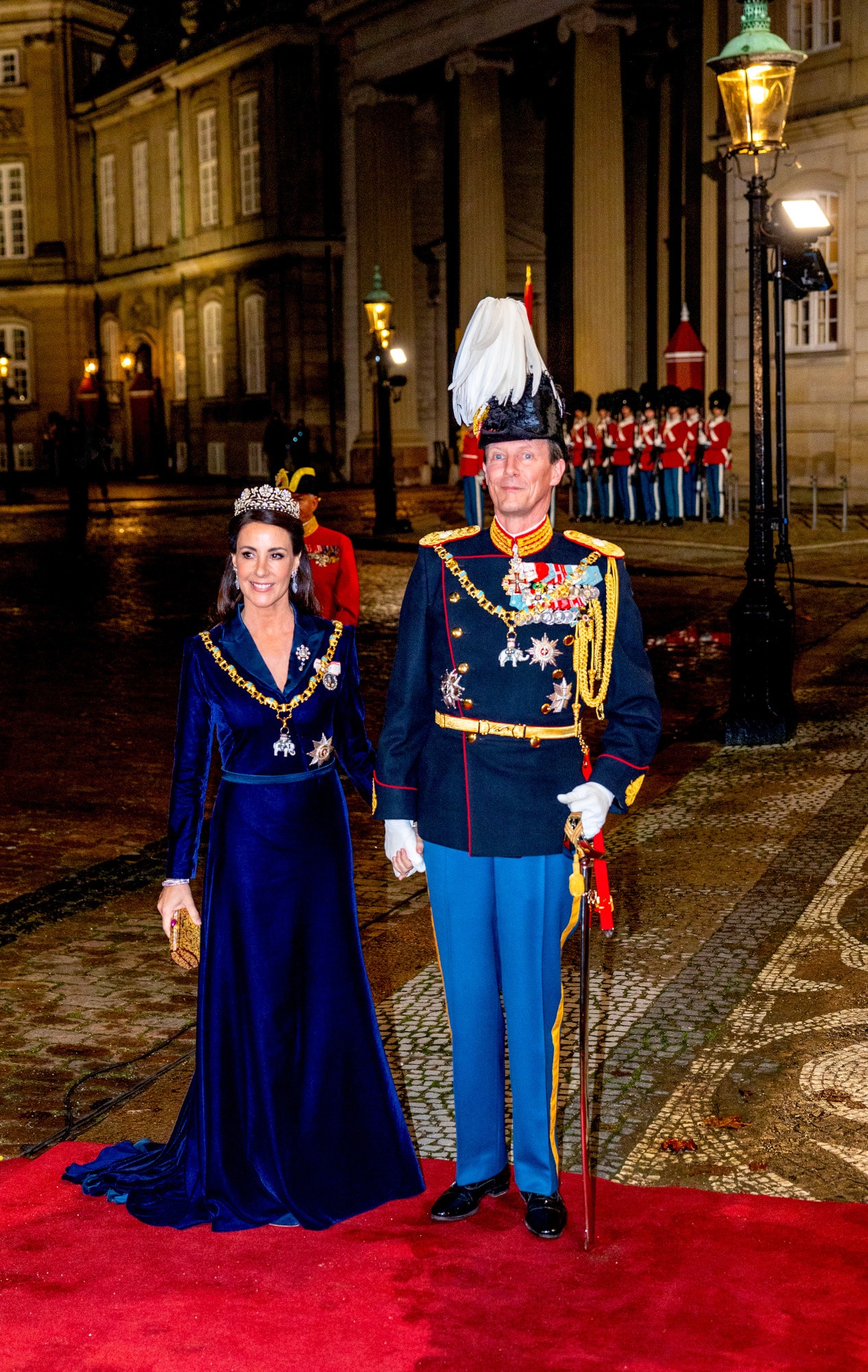 Knappe prins Christian voor het eerst in galatenue en Mary schittert ...