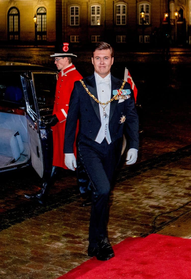 Knappe prins Christian voor het eerst in galatenue en Mary schittert ...