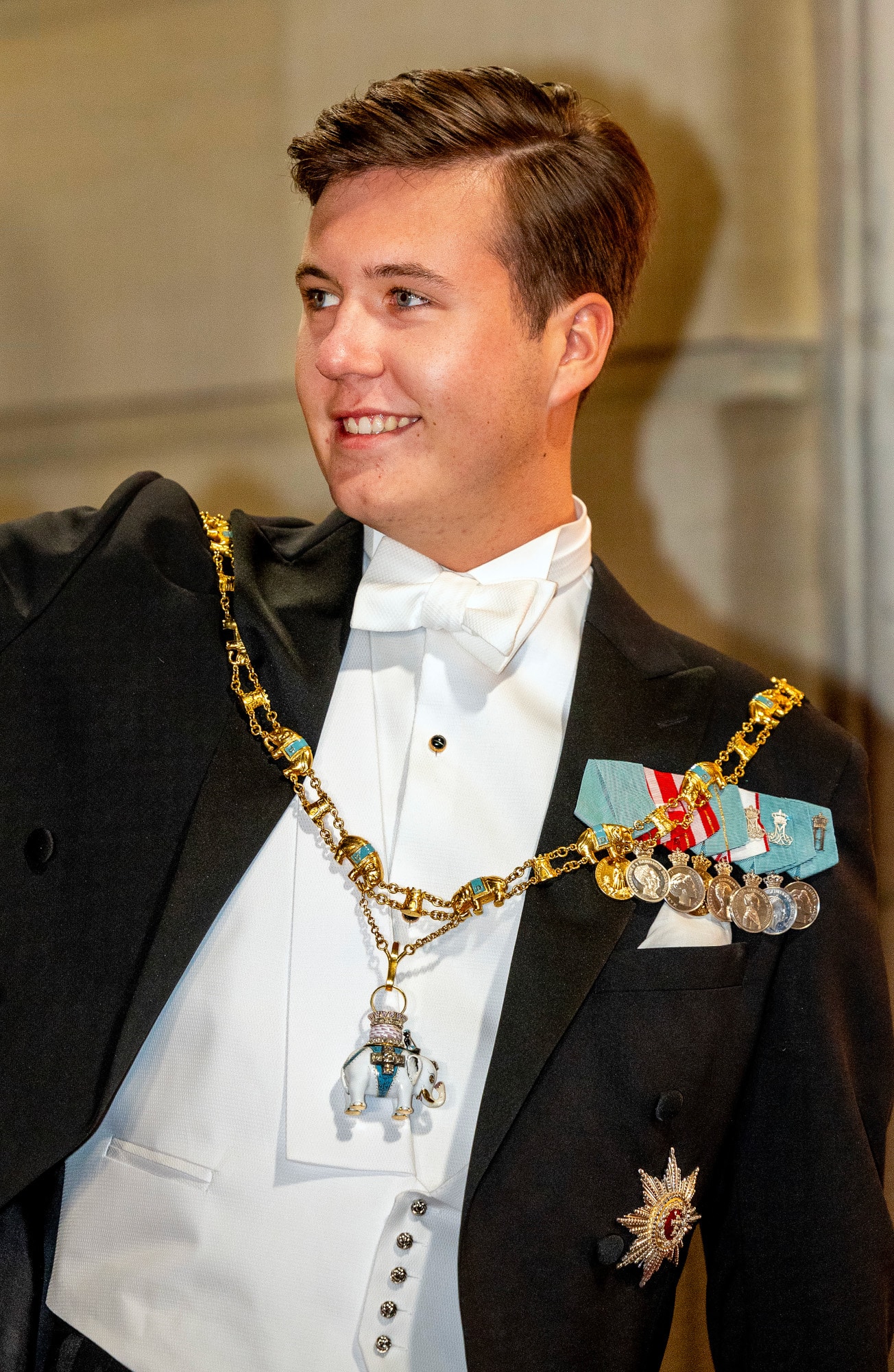 Knappe prins Christian voor het eerst in galatenue en Mary schittert ...