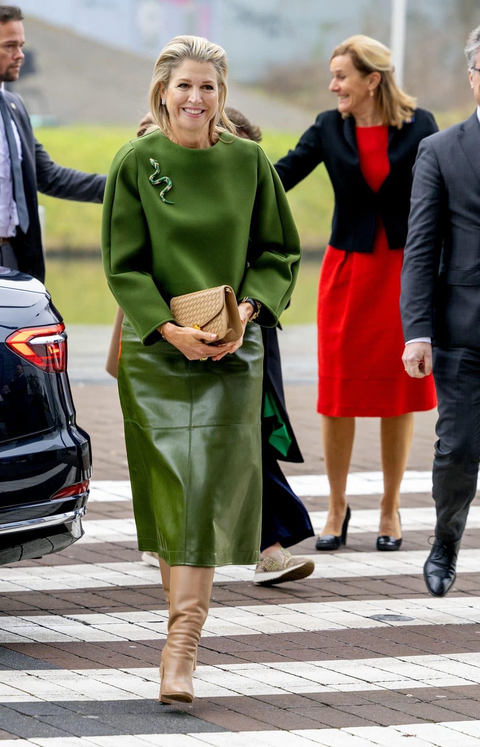 Máxima draagt 'nieuwe' broche bij Onderwijstentoonstelling ...