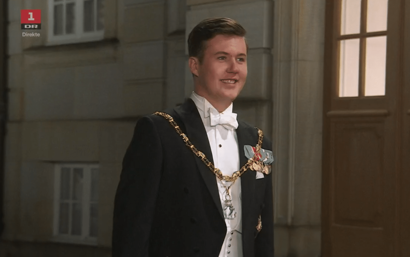 Knappe prins Christian voor het eerst in galatenue en Mary schittert ...