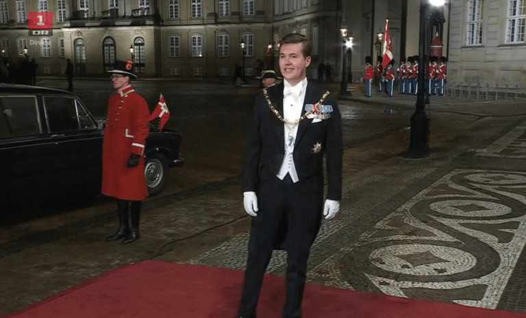 Knappe prins Christian voor het eerst in galatenue en Mary schittert ...