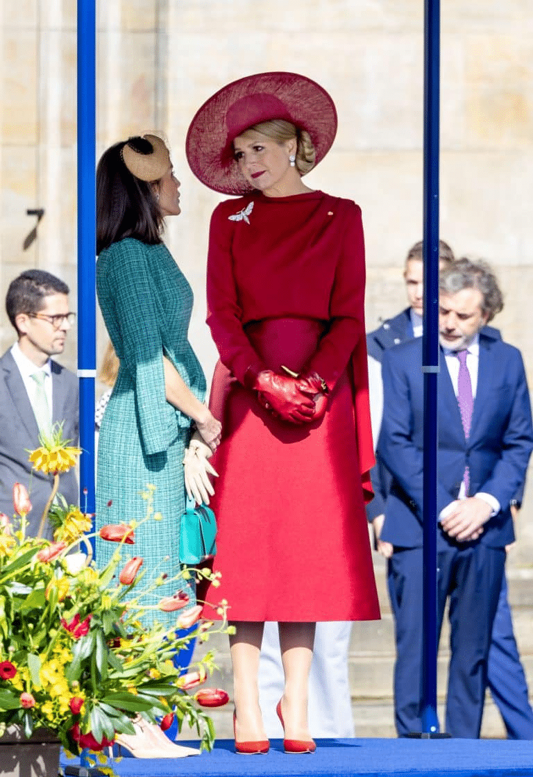 Máxima in het rood tijdens bezoek aan Royal Cosun - Modekoningin Máxima
