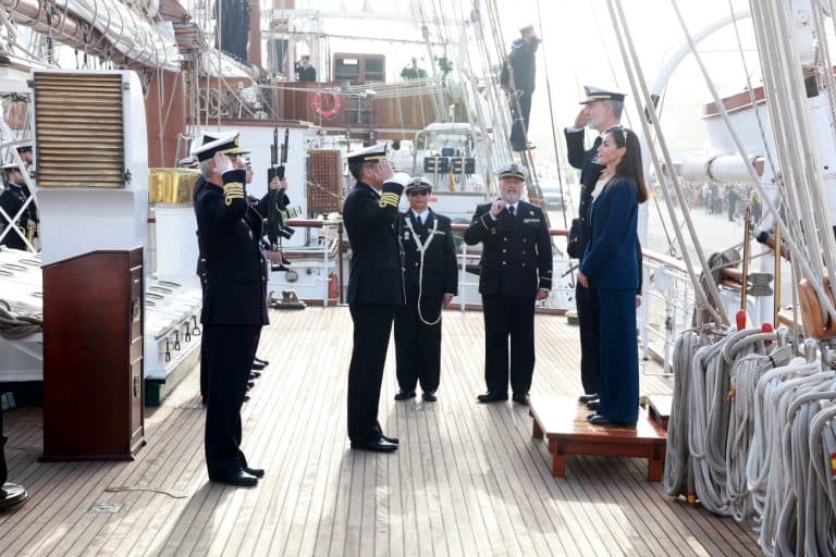 Felipe en Letizia zwaaien Leonor uit op schip - Modekoningin Máxima